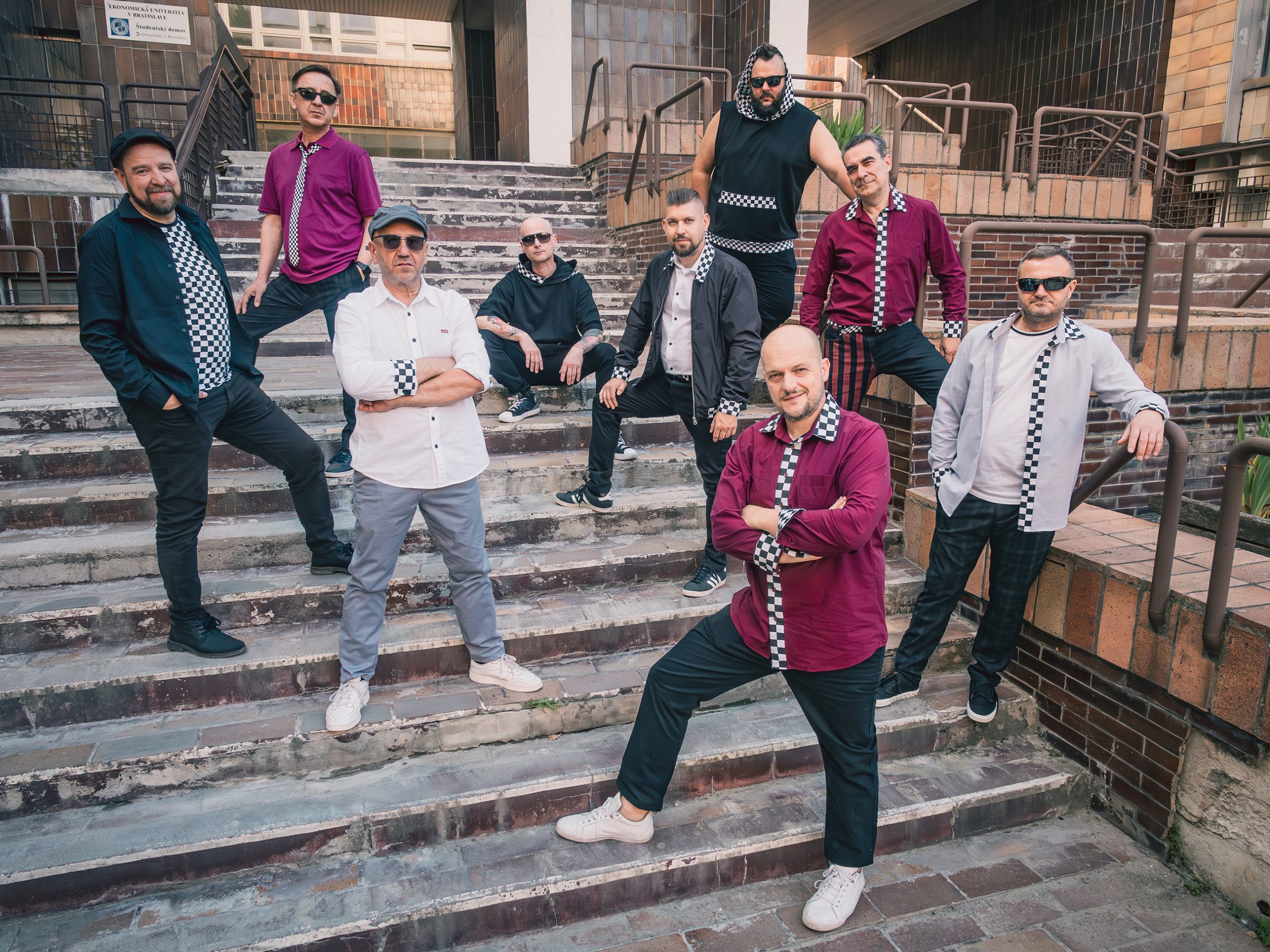 Lepšie je vyzliekať sa, ako obliekať. - POLEMIC